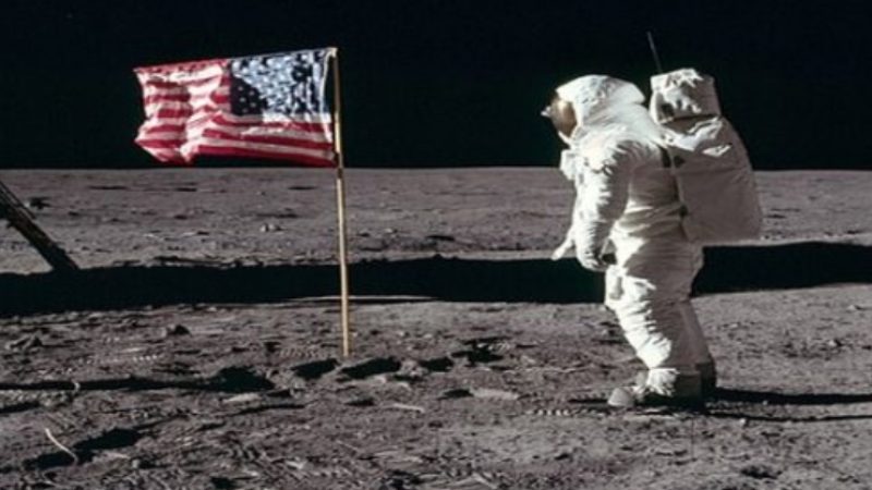 Τι απέγιναν οι σημαίες που κάρφωσαν οι αστροναύτες στην επιφάνεια της ...