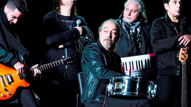 Οι επεισοδιακές συναυλίες των Magic de Spell και η γνωριμία με τον ...