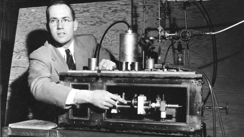 Το μυστήριο γύρω από τον εφευρέτη του λέιζερ – PODSTORIES της ΜΗΧΑΝΗ ...